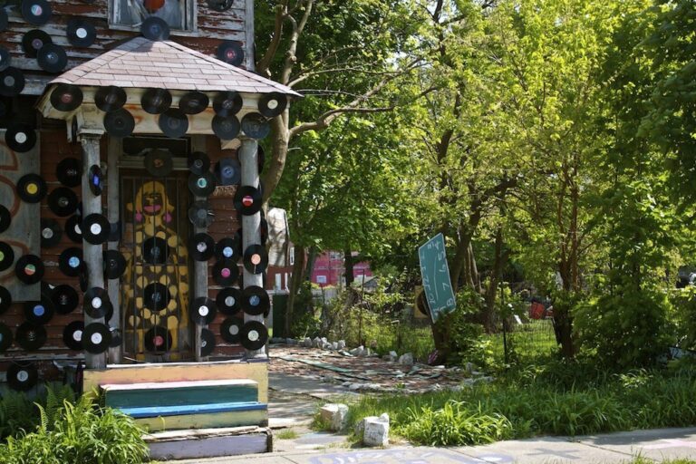 Outdoor Art At The Heidelberg Project In Detroit - cherylhoward.com