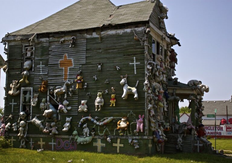 Outdoor Art At The Heidelberg Project In Detroit - cherylhoward.com